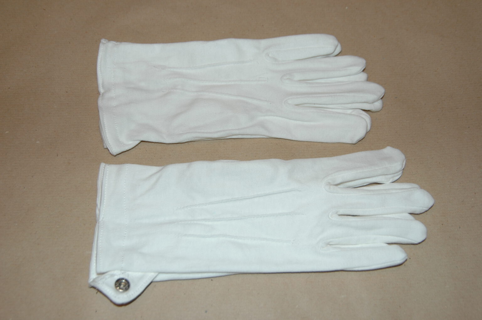 Reduced sensitivity simulation gloves
